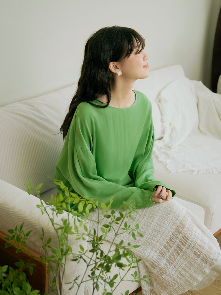 素色前短後長圓弧下擺上衣